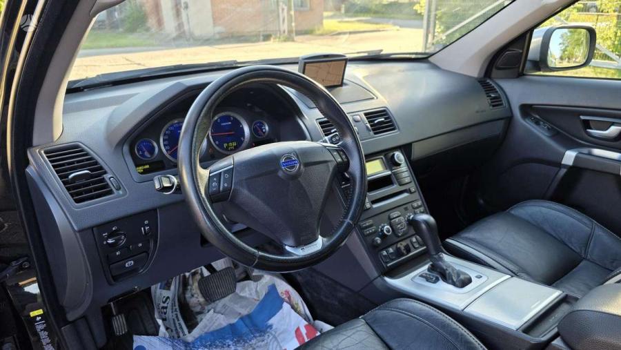 Black Volvo XC90 2009 in Siauliai, with an engine capacity of 2.40 L and mileage of 288 thousand km for 7250 €, photo 24 on AUTOMOTO.COM.LV