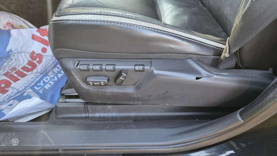 Black Volvo XC90 2009 in Siauliai, with an engine capacity of 2.40 L and mileage of 288 thousand km for 7250 €, photo 29 on AUTOMOTO.COM.LV