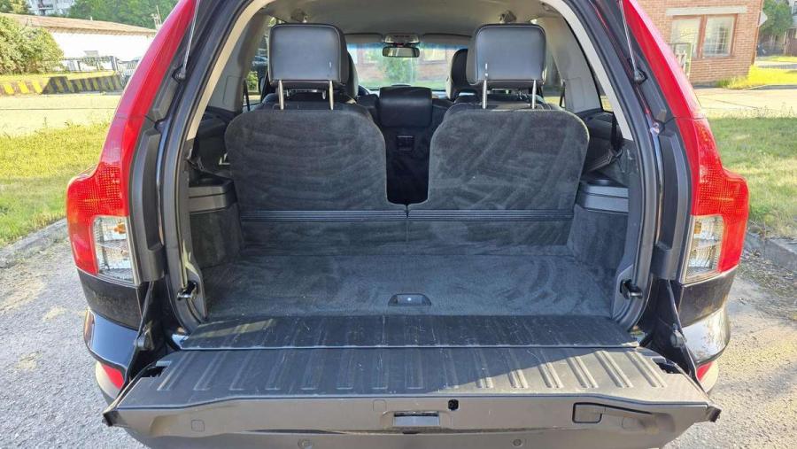 Black Volvo XC90 2009 in Siauliai, with an engine capacity of 2.40 L and mileage of 288 thousand km for 7250 €, photo 37 on AUTOMOTO.COM.LV