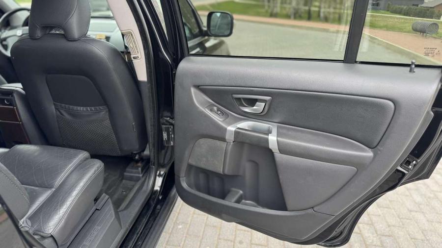 Black Volvo XC90 2009 in Raseiniai, with an engine capacity of 3.19 L and mileage of 251 thousand km for 6400 €, photo 12 on AUTOMOTO.COM.LV