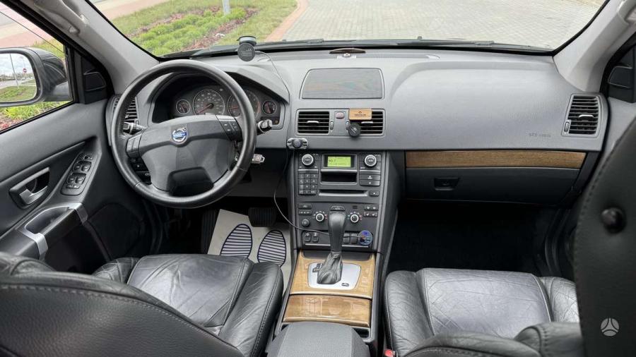 Black Volvo XC90 2009 in Raseiniai, with an engine capacity of 3.19 L and mileage of 251 thousand km for 6400 €, photo 15 on AUTOMOTO.COM.LV