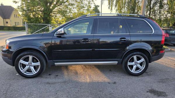 Black Volvo XC90 2009 in Siauliai, with an engine capacity of 2.40 L and mileage of 288 thousand km for 7250 €, photo 2 on AUTOMOTO.COM.LV