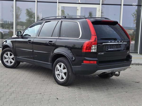 Black Volvo XC90 2009 in Vilnius, with an engine capacity of 2.40 L and mileage of 293 thousand km for 8900 €, photo 4 on AUTOMOTO.COM.LV