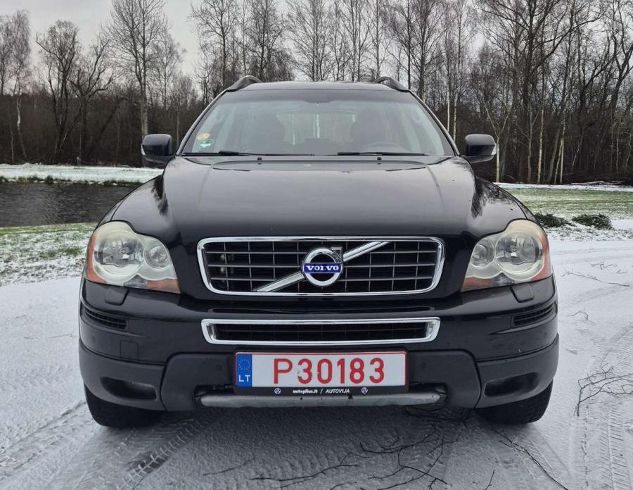 Black Volvo XC90 2010 in Utena, with an engine capacity of 2.40 L and mileage of 300 thousand km for 7250 €, photo 1 on AUTOMOTO.COM.LV