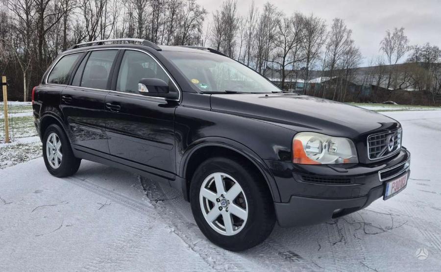 Black Volvo XC90 2010 in Utena, with an engine capacity of 2.40 L and mileage of 300 thousand km for 7250 €, photo 6 on AUTOMOTO.COM.LV