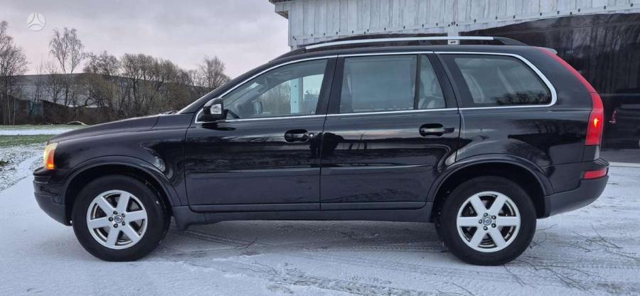 Black Volvo XC90 2010 in Utena, with an engine capacity of 2.40 L and mileage of 300 thousand km for 7250 €, photo 7 on AUTOMOTO.COM.LV