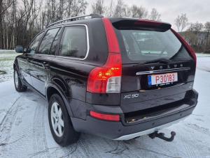 Black Volvo XC90 2010 in Utena, with an engine capacity of 2.40 L and mileage of 300 thousand km for 7250 €, photo 9 on AUTOMOTO.COM.LV