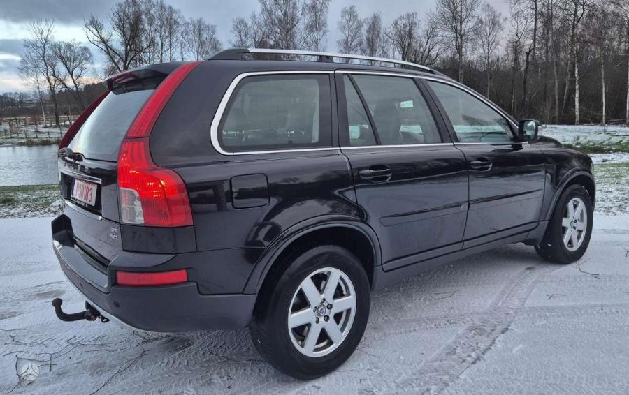Black Volvo XC90 2010 in Utena, with an engine capacity of 2.40 L and mileage of 300 thousand km for 7250 €, photo 11 on AUTOMOTO.COM.LV