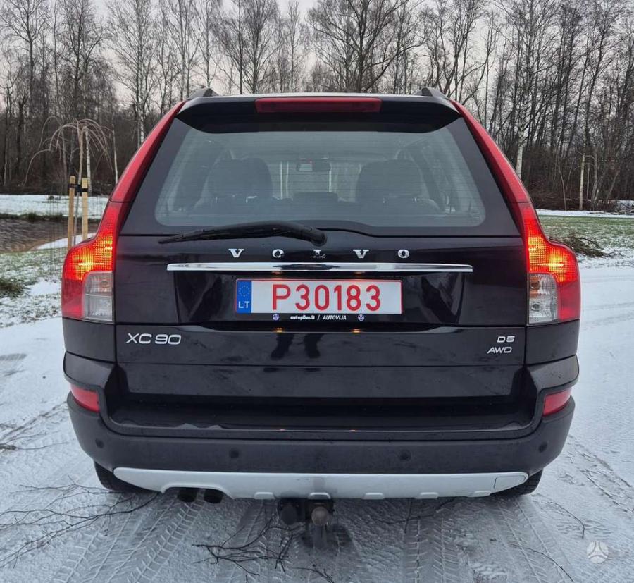 Black Volvo XC90 2010 in Utena, with an engine capacity of 2.40 L and mileage of 300 thousand km for 7250 €, photo 12 on AUTOMOTO.COM.LV