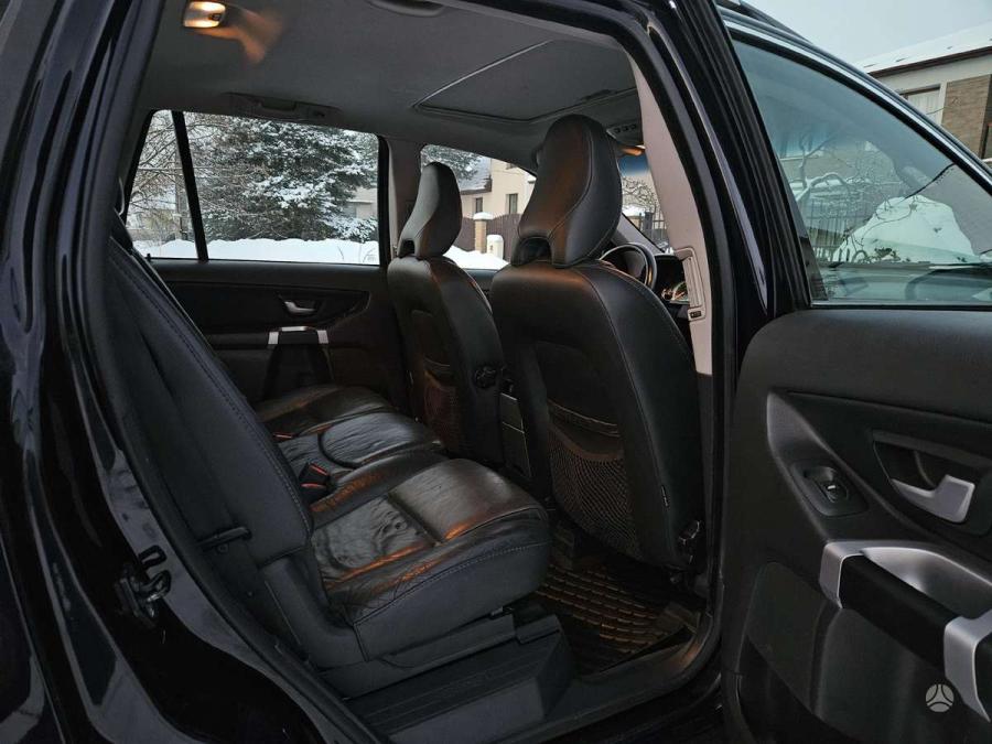 Black Volvo XC90 2010 in Radviliskis, with an engine capacity of 2.40 L and mileage of 296 thousand km for 7400 €, photo 12 on AUTOMOTO.COM.LV