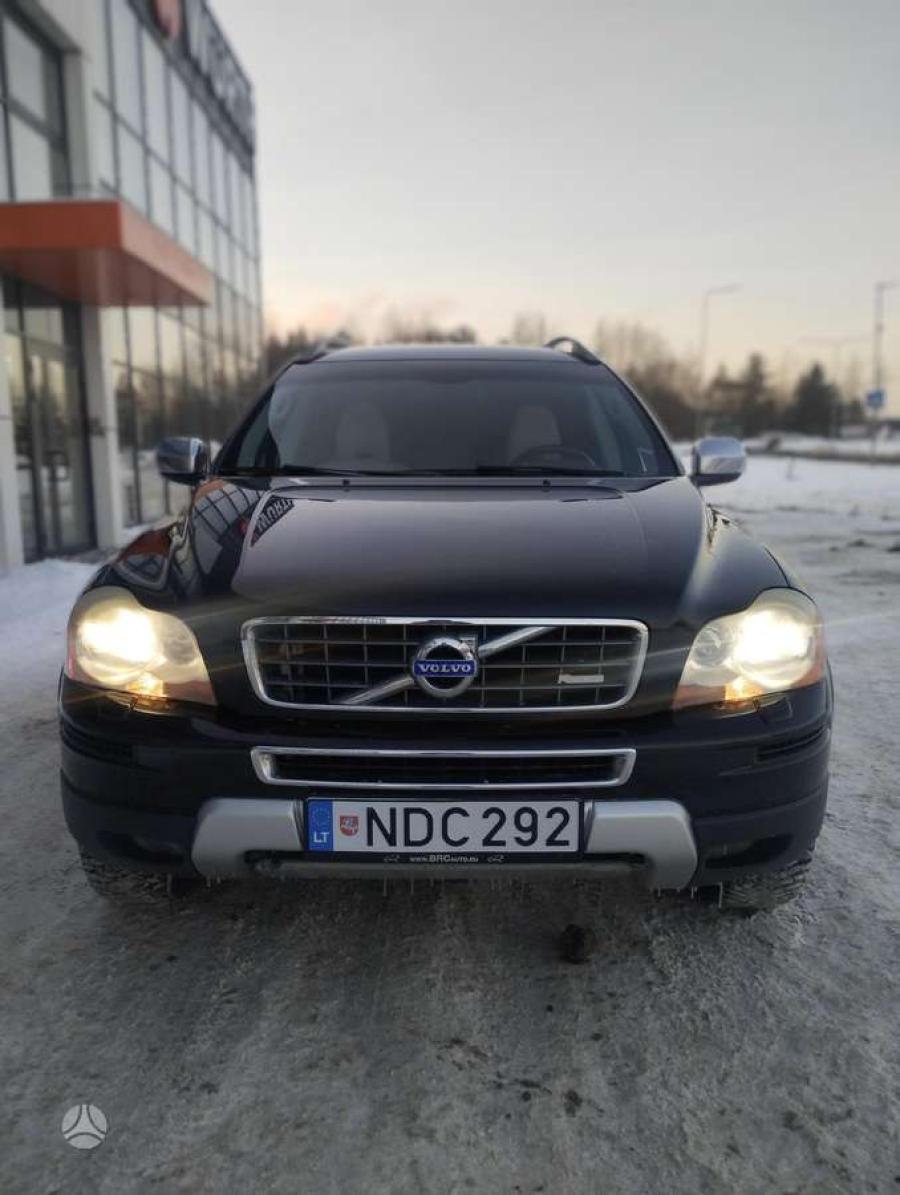Melns Volvo XC90 2010 Viļņa, ar dzinēja tilpumu 2.40 L un nobraukumu 202 tūkst. km par 8900 €, foto 1 vietnē AUTOMOTO.COM.LV