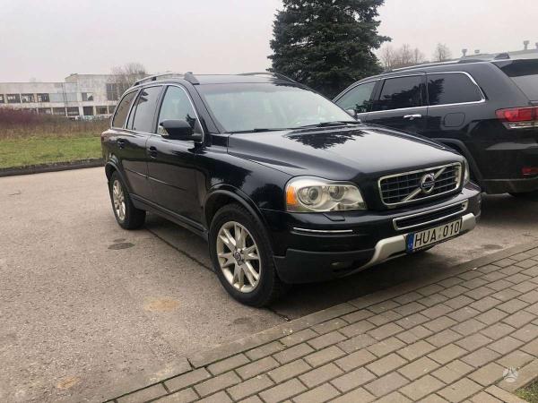Black Volvo XC90 2010 in Alytus, with an engine capacity of 2.40 L and mileage of 490 thousand km for 5200 €, photo 1 on AUTOMOTO.COM.LV