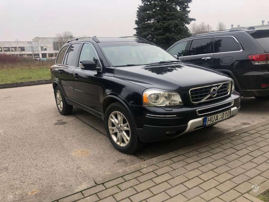 Black Volvo XC90 2010 in Alytus, with an engine capacity of 2.40 L and mileage of 490 thousand km for 5200 €, photo 1 on AUTOMOTO.COM.LV