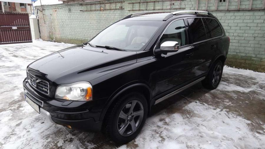 Black Volvo XC90 2010 in Joniskis, with an engine capacity of 2.40 L and mileage of 275 thousand km for 7777 €, photo 5 on AUTOMOTO.COM.LV