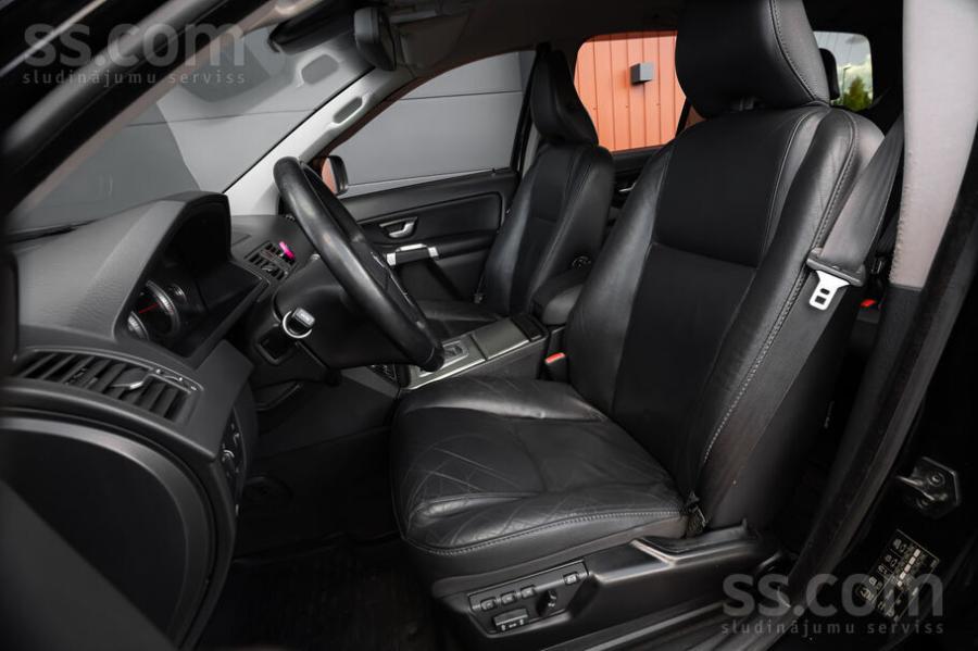 Melns Volvo XC90 2010 Jelgava, ar dzinēja tilpumu 2.40 L un nobraukumu 0 tūkst. km par 7490 €, foto 14 vietnē AUTOMOTO.COM.LV