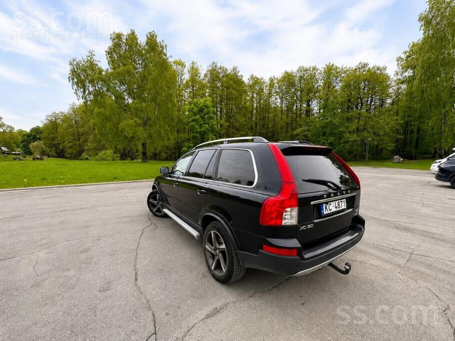 Black Volvo XC90 2010 in Riga, with an engine capacity of 2.40 L and mileage of 438 thousand km for 5100 €, photo 3 on AUTOMOTO.COM.LV