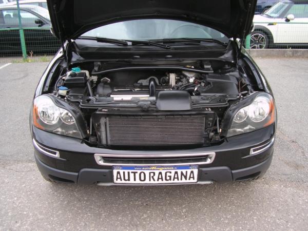 Black Volvo XC90 2010 in Riga, with an engine capacity of 2.50 L and mileage of 252 thousand km for 10750 €, photo 6 on AUTOMOTO.COM.LV