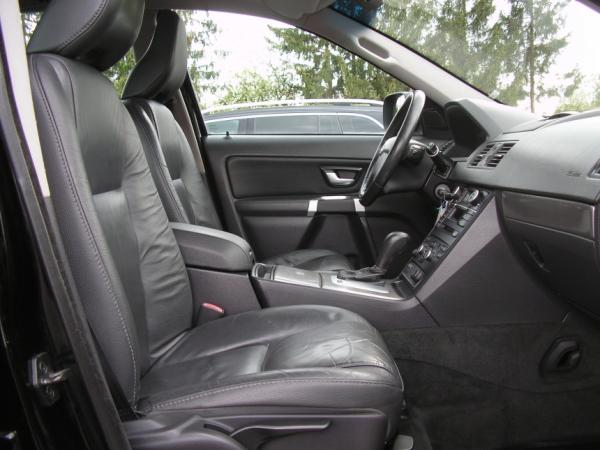Black Volvo XC90 2010 in Riga, with an engine capacity of 2.50 L and mileage of 252 thousand km for 10750 €, photo 8 on AUTOMOTO.COM.LV
