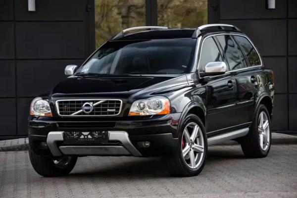 Melns Volvo XC90 2010 Jelgava, ar dzinēja tilpumu 2.40 L un nobraukumu 233 tūkst. km par 9990 €, foto 1 vietnē AUTOMOTO.COM.LV