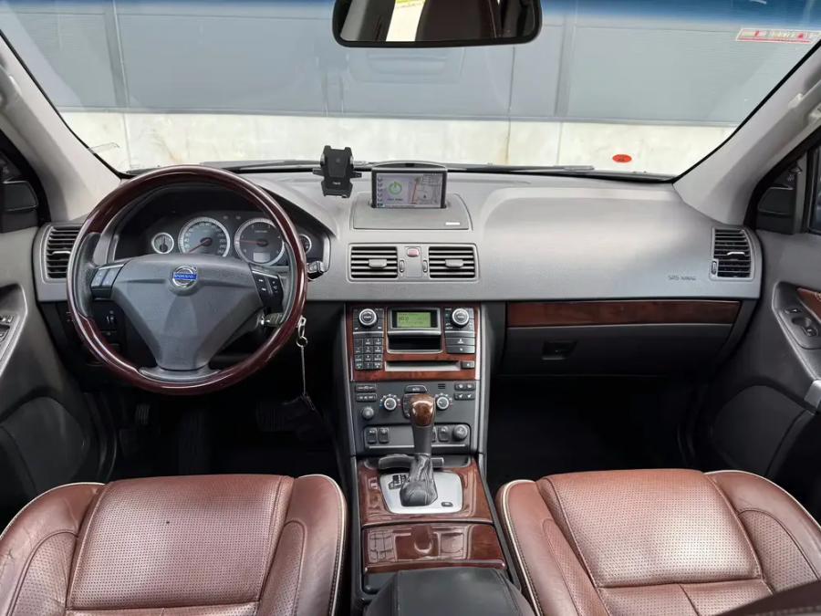 Melns Volvo XC90 2010 Rīga, ar dzinēja tilpumu 2.40 L un nobraukumu 297 tūkst. km par 7100 €, foto 10 vietnē AUTOMOTO.COM.LV