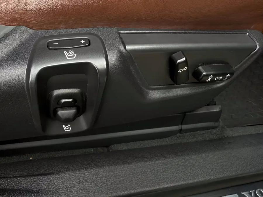 Melns Volvo XC90 2010 Rīga, ar dzinēja tilpumu 2.40 L un nobraukumu 297 tūkst. km par 7100 €, foto 16 vietnē AUTOMOTO.COM.LV