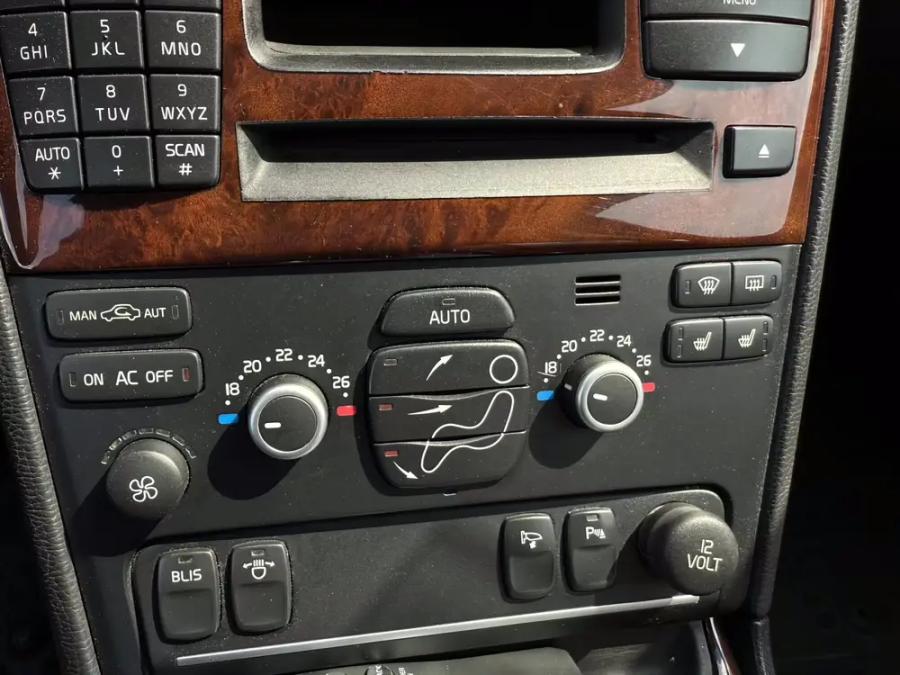 Melns Volvo XC90 2010 Rīga, ar dzinēja tilpumu 2.40 L un nobraukumu 297 tūkst. km par 7100 €, foto 26 vietnē AUTOMOTO.COM.LV