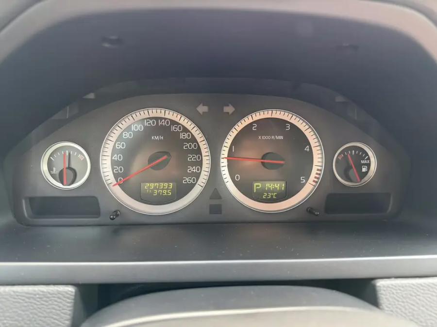 Melns Volvo XC90 2010 Rīga, ar dzinēja tilpumu 2.40 L un nobraukumu 297 tūkst. km par 7100 €, foto 36 vietnē AUTOMOTO.COM.LV