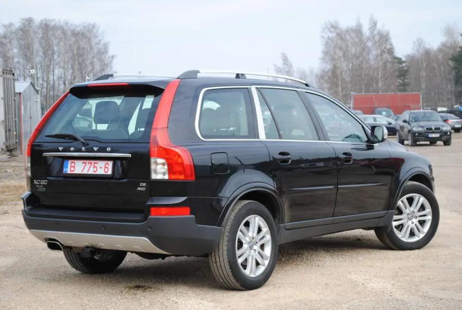Black Volvo XC90 2010 in Riga, with an engine capacity of 2.40 L and mileage of 247 thousand km for 9690 €, photo 3 on AUTOMOTO.COM.LV