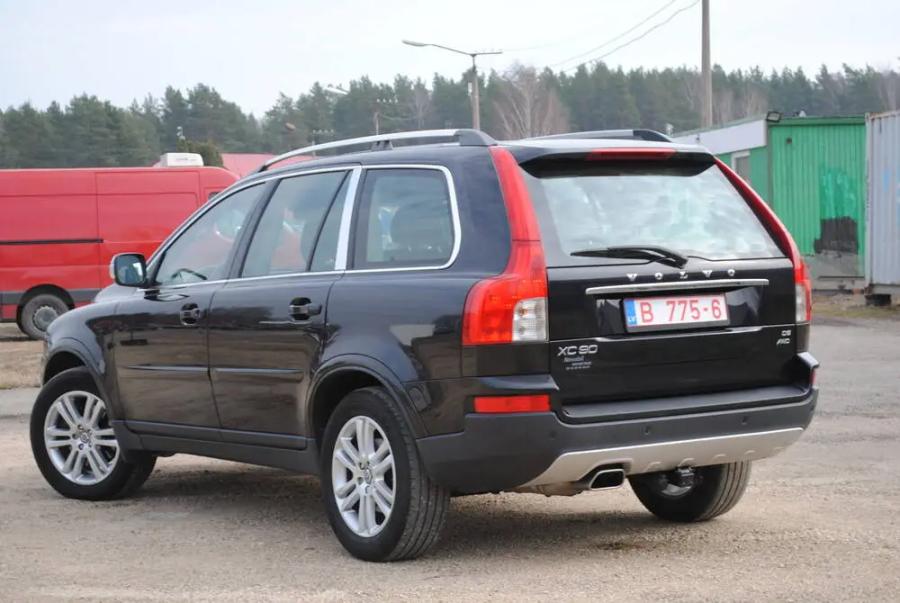 Black Volvo XC90 2010 in Riga, with an engine capacity of 2.40 L and mileage of 247 thousand km for 9690 €, photo 4 on AUTOMOTO.COM.LV
