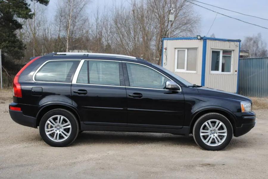 Black Volvo XC90 2010 in Riga, with an engine capacity of 2.40 L and mileage of 247 thousand km for 9690 €, photo 7 on AUTOMOTO.COM.LV