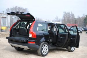 Black Volvo XC90 2010 in Riga, with an engine capacity of 2.40 L and mileage of 247 thousand km for 9690 €, photo 8 on AUTOMOTO.COM.LV