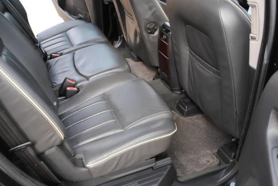Black Volvo XC90 2010 in Riga, with an engine capacity of 2.40 L and mileage of 247 thousand km for 9690 €, photo 12 on AUTOMOTO.COM.LV