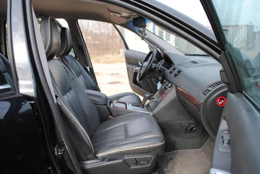 Black Volvo XC90 2010 in Riga, with an engine capacity of 2.40 L and mileage of 247 thousand km for 9690 €, photo 13 on AUTOMOTO.COM.LV