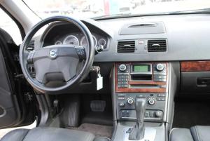 Black Volvo XC90 2010 in Riga, with an engine capacity of 2.40 L and mileage of 247 thousand km for 9690 €, photo 15 on AUTOMOTO.COM.LV