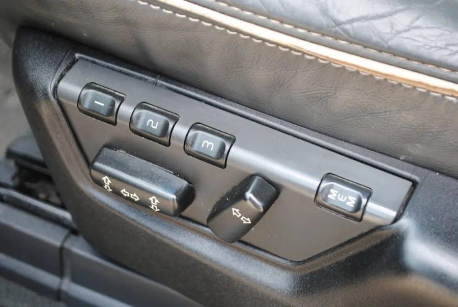 Black Volvo XC90 2010 in Riga, with an engine capacity of 2.40 L and mileage of 247 thousand km for 9690 €, photo 17 on AUTOMOTO.COM.LV