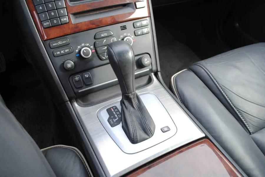 Black Volvo XC90 2010 in Riga, with an engine capacity of 2.40 L and mileage of 247 thousand km for 9690 €, photo 19 on AUTOMOTO.COM.LV