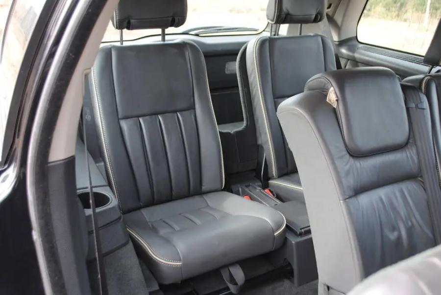 Black Volvo XC90 2010 in Riga, with an engine capacity of 2.40 L and mileage of 247 thousand km for 9690 €, photo 24 on AUTOMOTO.COM.LV