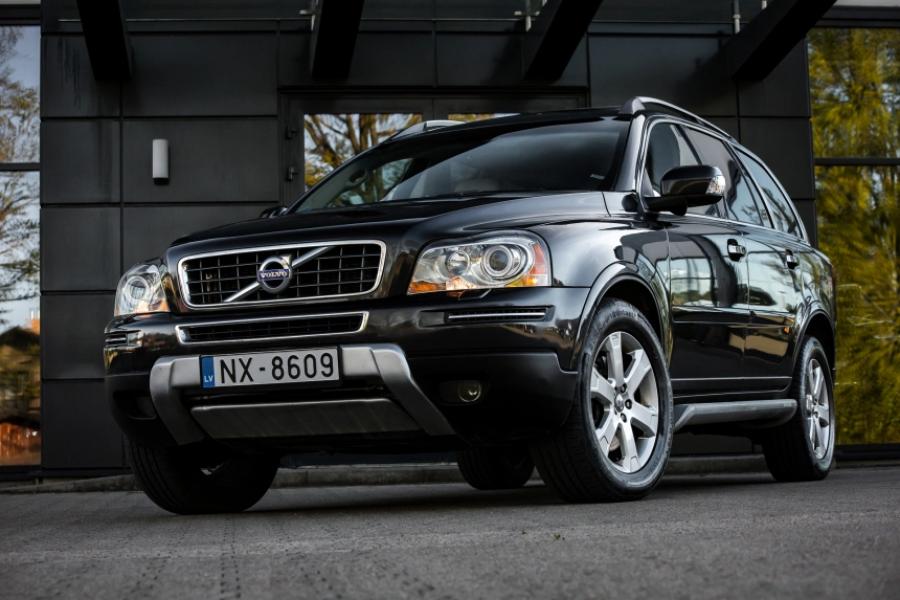 Black Volvo XC90 2010 in Riga, with an engine capacity of 2.40 L and mileage of 243 thousand km for 10500 €, photo 3 on AUTOMOTO.COM.LV