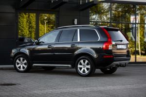 Black Volvo XC90 2010 in Riga, with an engine capacity of 2.40 L and mileage of 243 thousand km for 10500 €, photo 5 on AUTOMOTO.COM.LV
