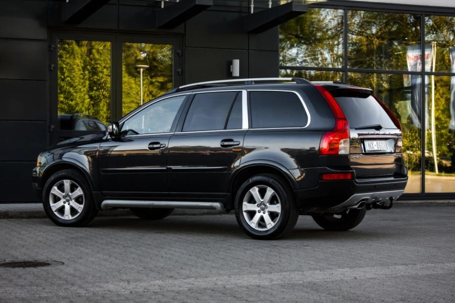 Black Volvo XC90 2010 in Riga, with an engine capacity of 2.40 L and mileage of 243 thousand km for 10500 €, photo 5 on AUTOMOTO.COM.LV