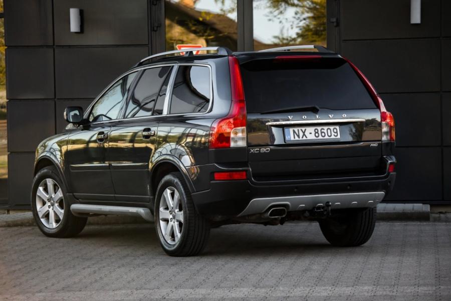 Black Volvo XC90 2010 in Riga, with an engine capacity of 2.40 L and mileage of 243 thousand km for 10500 €, photo 7 on AUTOMOTO.COM.LV