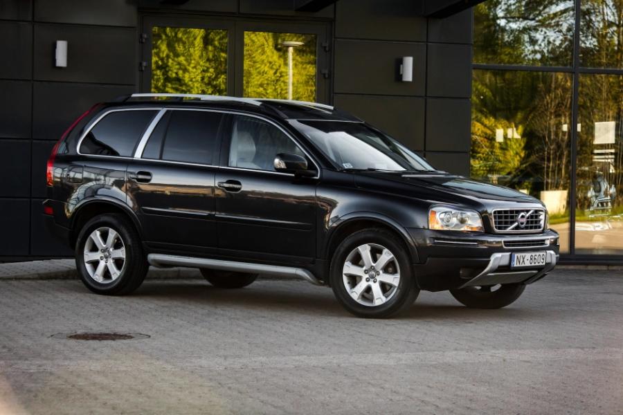 Black Volvo XC90 2010 in Riga, with an engine capacity of 2.40 L and mileage of 243 thousand km for 10500 €, photo 16 on AUTOMOTO.COM.LV