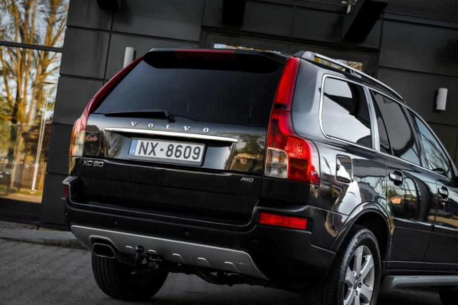 Black Volvo XC90 2010 in Riga, with an engine capacity of 2.40 L and mileage of 243 thousand km for 10500 €, photo 18 on AUTOMOTO.COM.LV