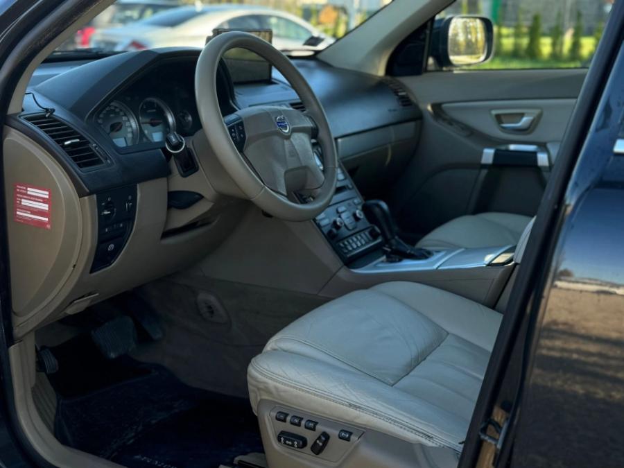 Black Volvo XC90 2010 in Riga, with an engine capacity of 2.40 L and mileage of 243 thousand km for 10500 €, photo 24 on AUTOMOTO.COM.LV