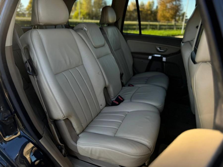 Black Volvo XC90 2010 in Riga, with an engine capacity of 2.40 L and mileage of 243 thousand km for 10500 €, photo 41 on AUTOMOTO.COM.LV