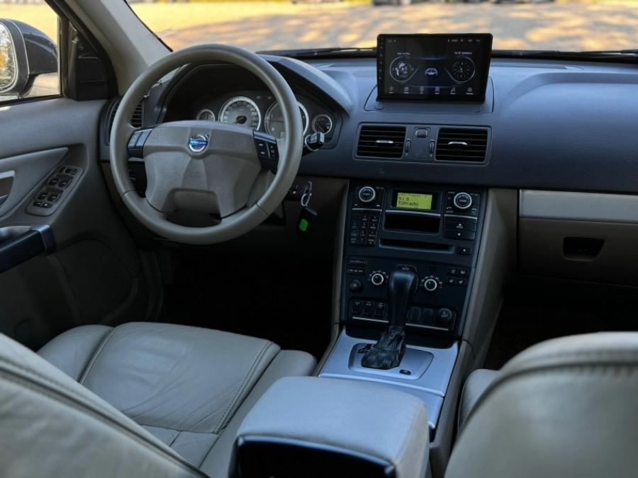 Black Volvo XC90 2010 in Riga, with an engine capacity of 2.40 L and mileage of 243 thousand km for 10500 €, photo 42 on AUTOMOTO.COM.LV