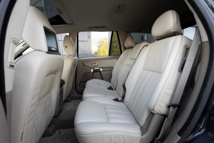 Black Volvo XC90 2010 in Riga, with an engine capacity of 2.40 L and mileage of 243 thousand km for 10500 €, photo 50 on AUTOMOTO.COM.LV