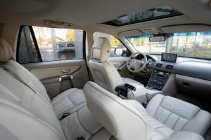 Black Volvo XC90 2010 in Riga, with an engine capacity of 2.40 L and mileage of 243 thousand km for 10500 €, photo 56 on AUTOMOTO.COM.LV