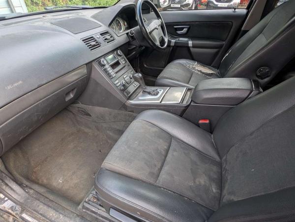 Black Volvo XC90 2010 in Raseiniai, with an engine capacity of 0.00 L and mileage of 183 thousand km for 2350 €, photo 9 on AUTOMOTO.COM.LV