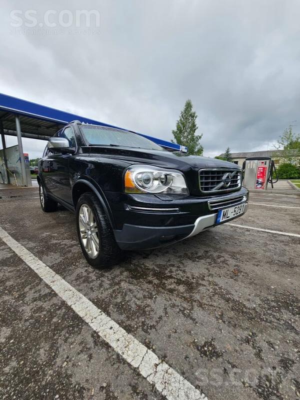 Black Volvo XC90 2010 in Cesis, with an engine capacity of 2.40 L and mileage of 312 thousand km for 8995 €, photo 1 on AUTOMOTO.COM.LV